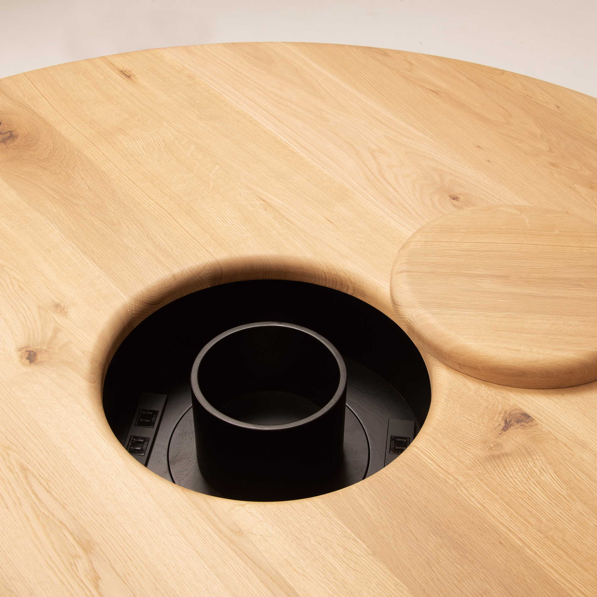 ONE LUX Dining Round Table | CONDE HOUSE