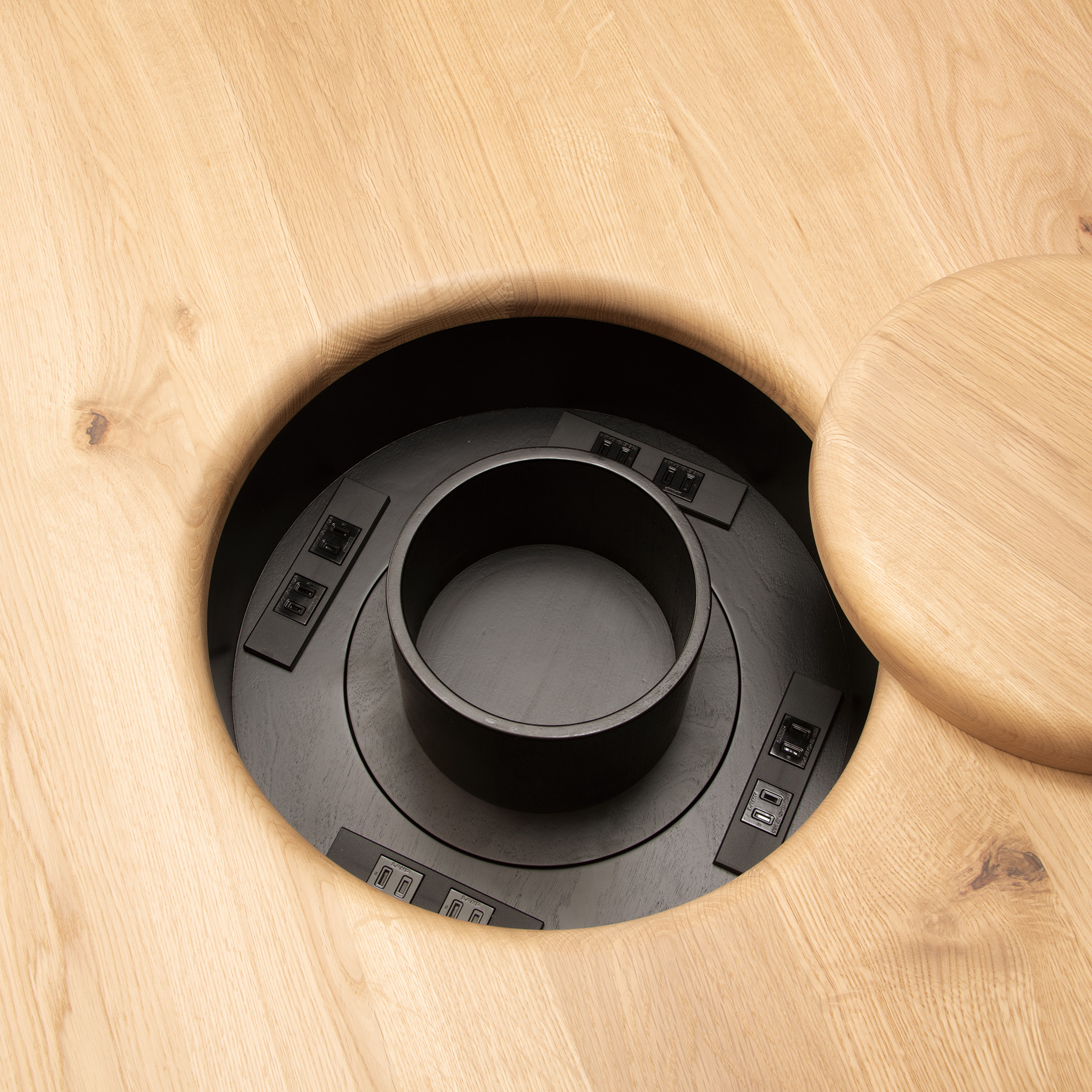 ONE LUX Dining Round Table | CONDE HOUSE